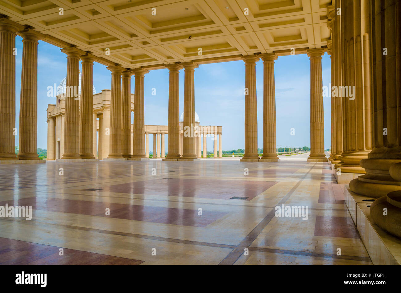 Yamoussoukro basilica hi-res stock photography and images - Alamy