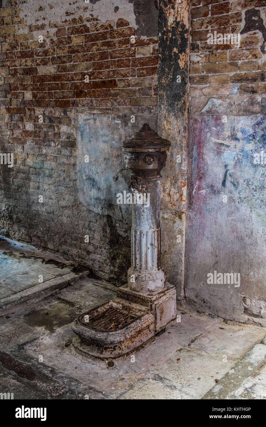Water pump in venice hi-res stock photography and images - Alamy