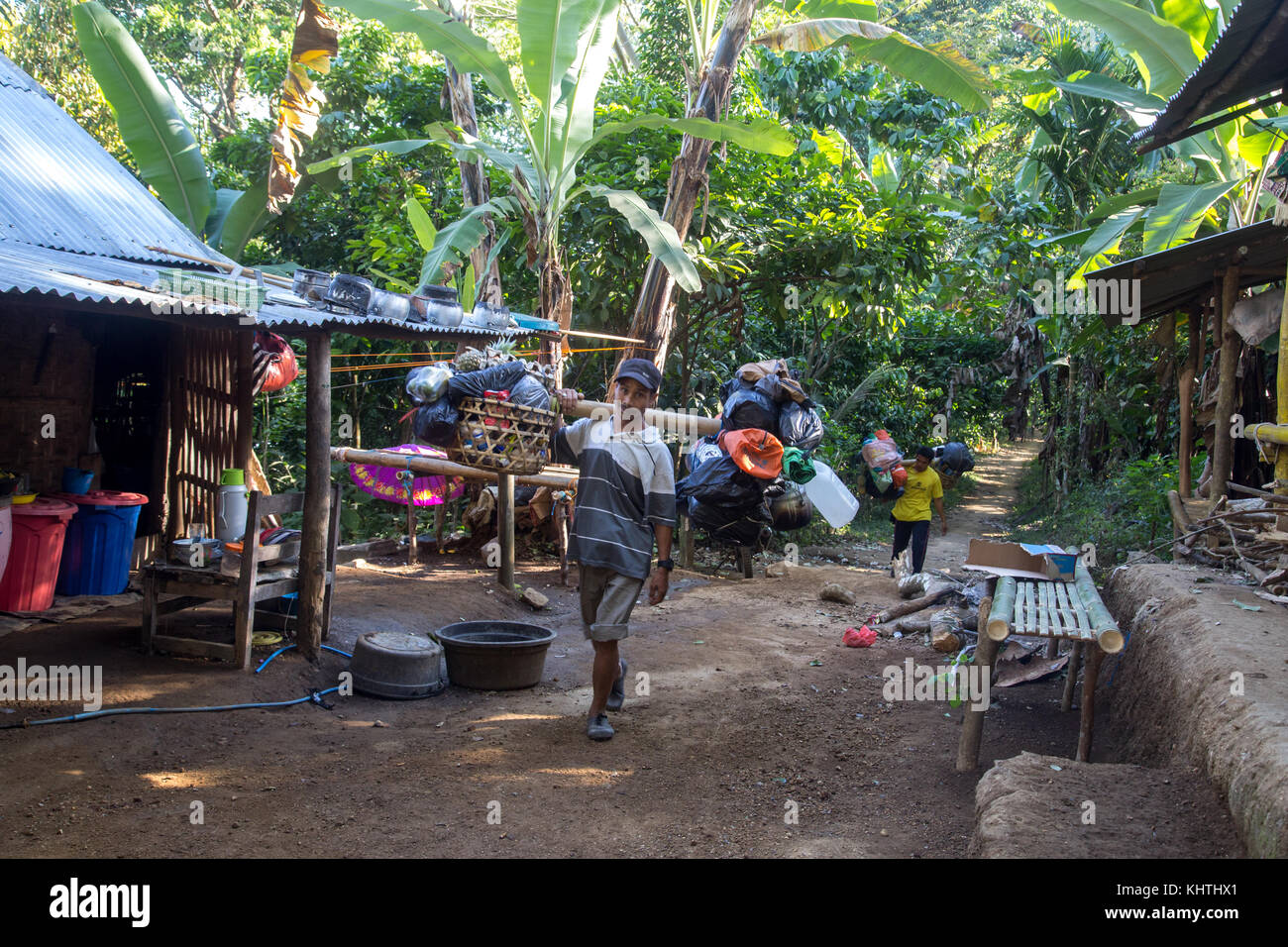Porters carrying luggage hi-res stock photography and images - Alamy