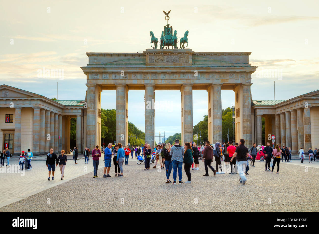 Neoclassical triumphal arch hi-res stock photography and images - Alamy
