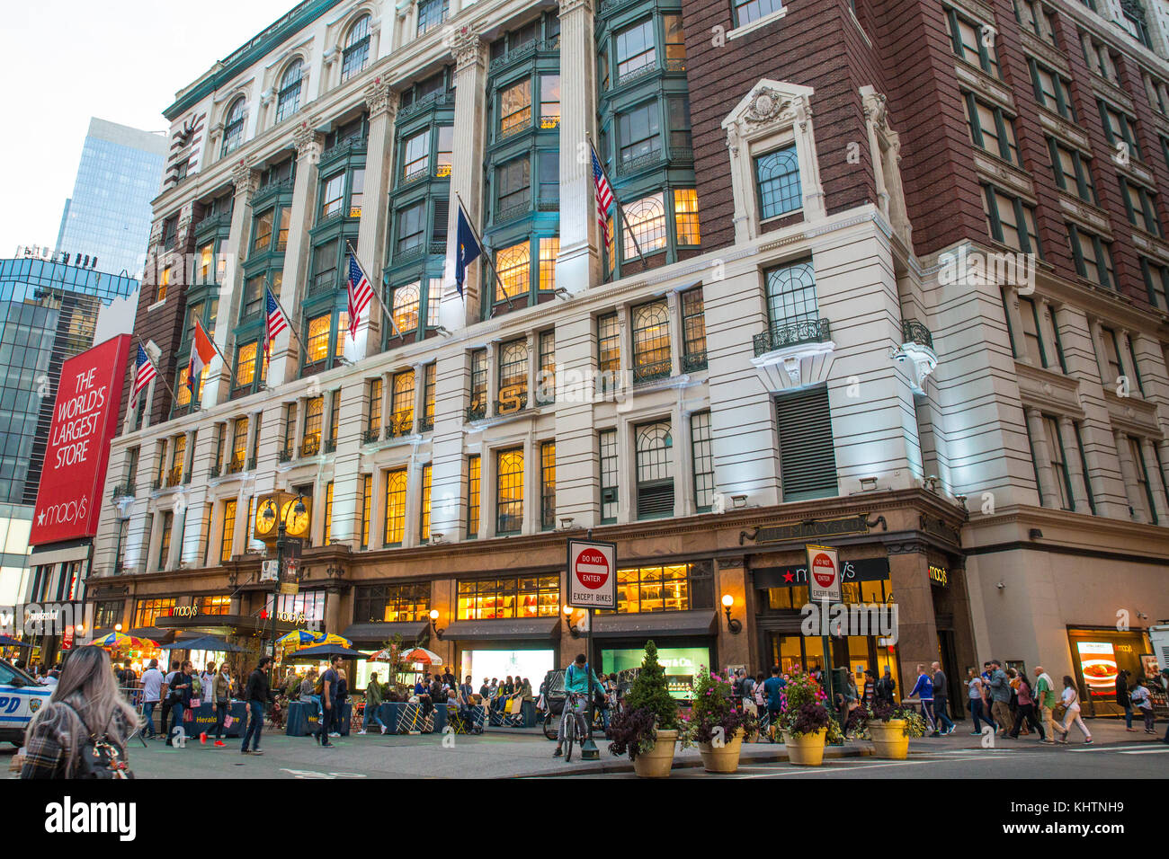 Macys midtown manhattan store hi-res stock photography and images - Alamy