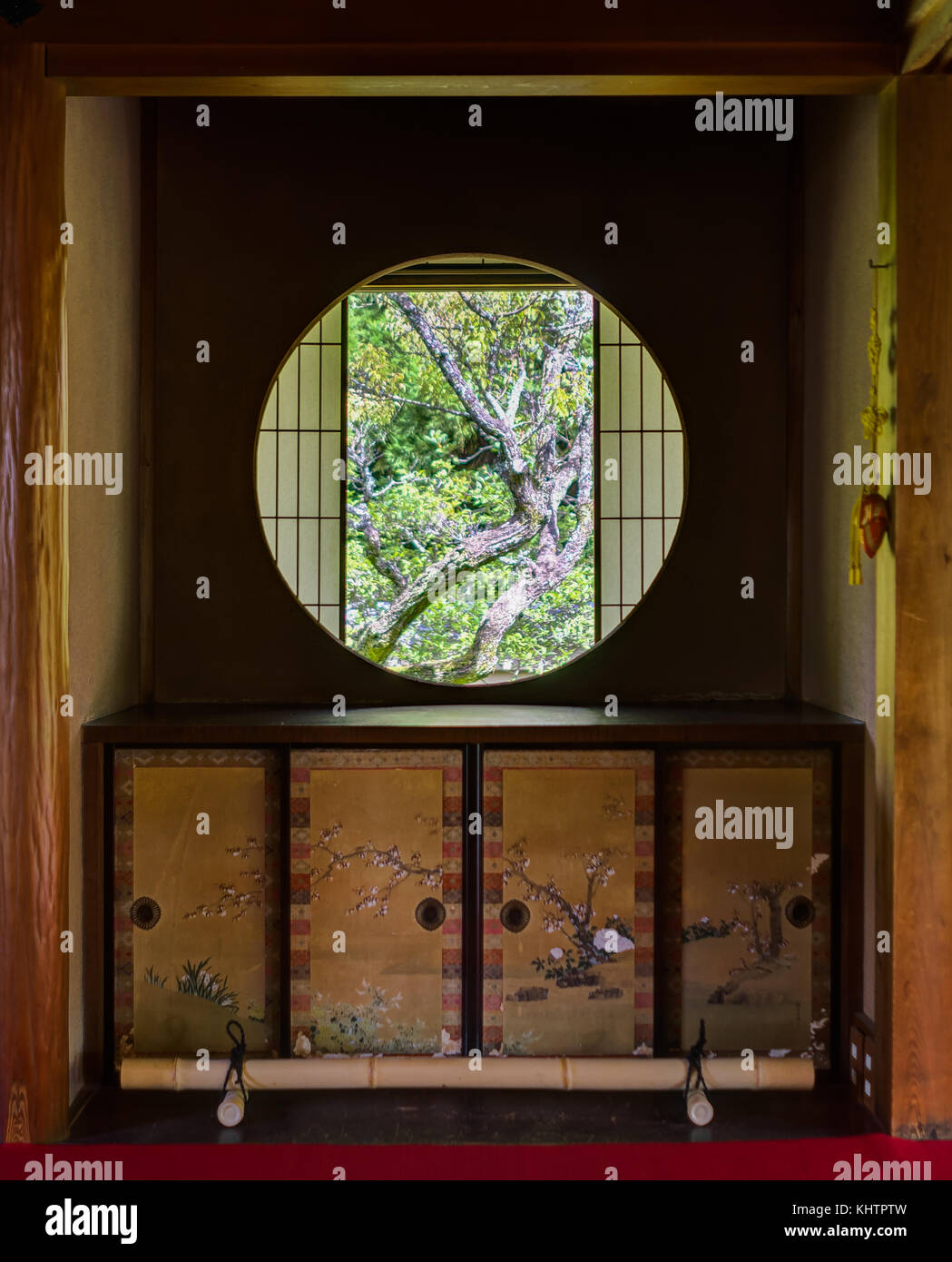 Traditional japanese window frame hi-res stock photography and images ...