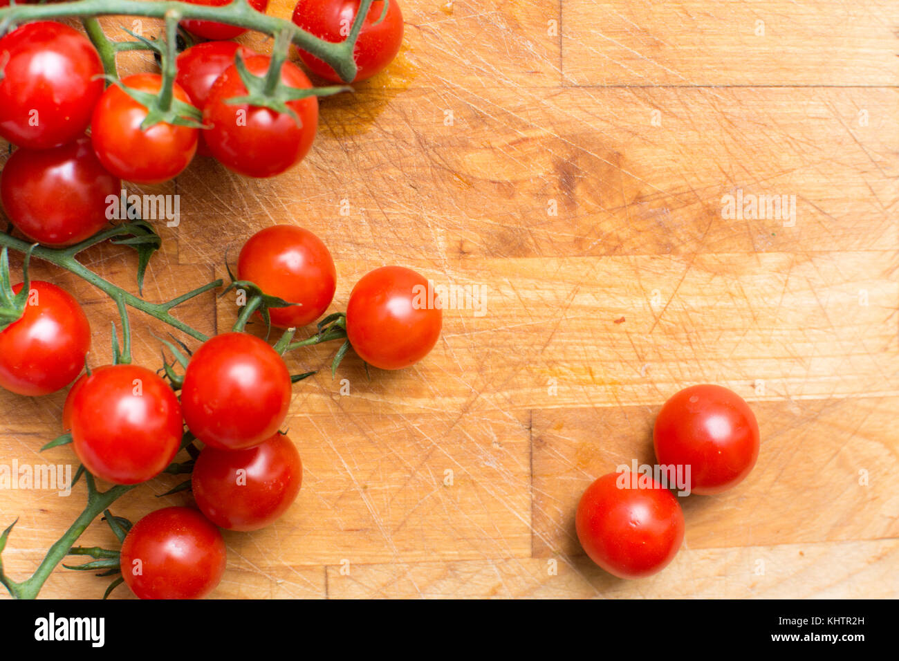 Fresh and ripe vine tomatoes, tomato on the vine Stock Photo - Alamy