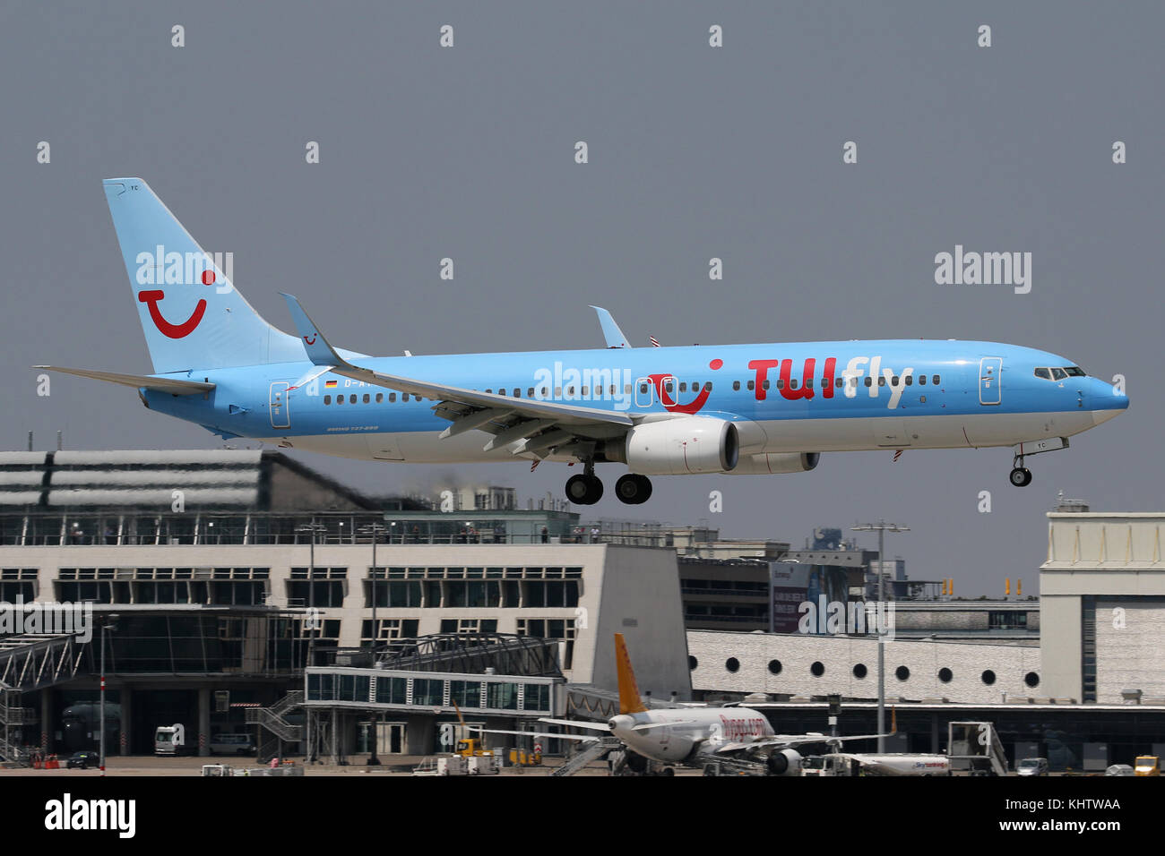 Korean air boeing 737 takeoff hi-res stock photography and images - Alamy