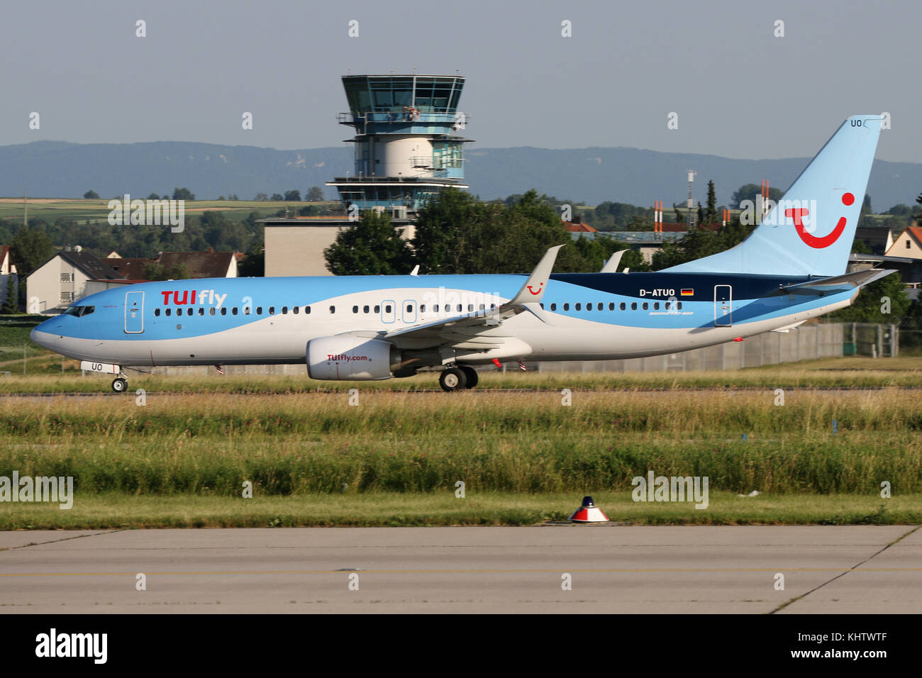 Korean air boeing 737 takeoff hi-res stock photography and images - Alamy