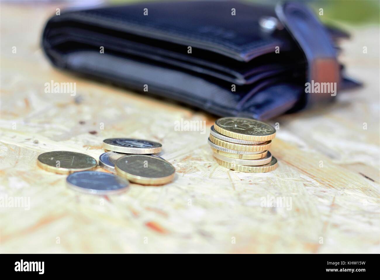 wallet on wooden table with cash Stock Photo - Alamy