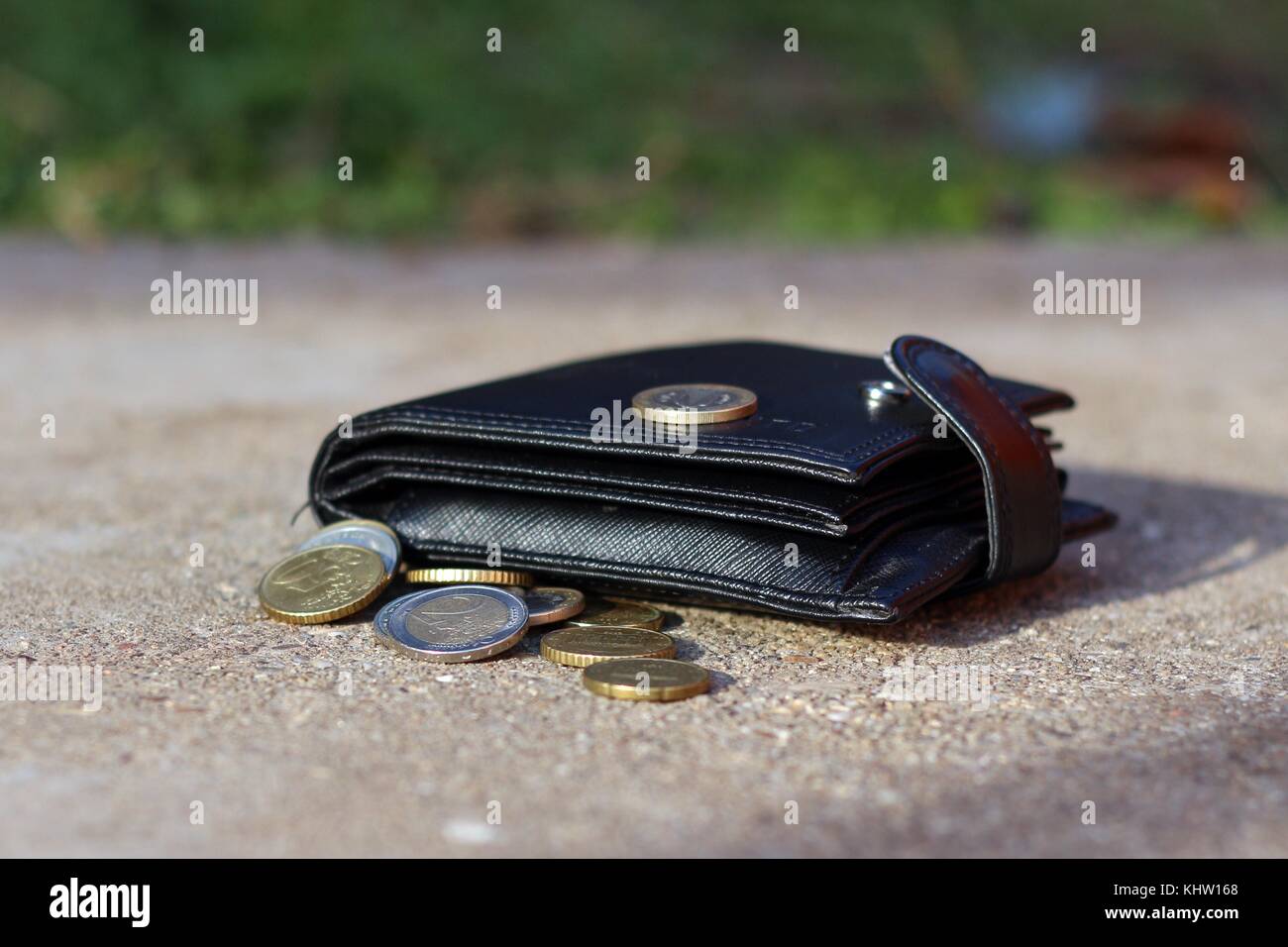 wallet on the pavement cash Stock Photo - Alamy