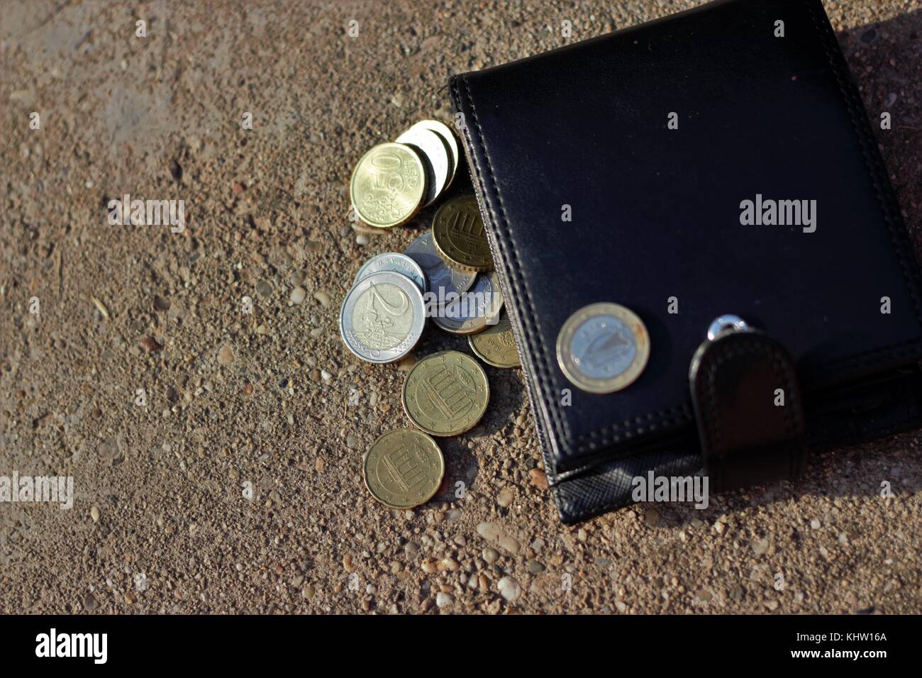 wallet on the pavement cash Stock Photo - Alamy