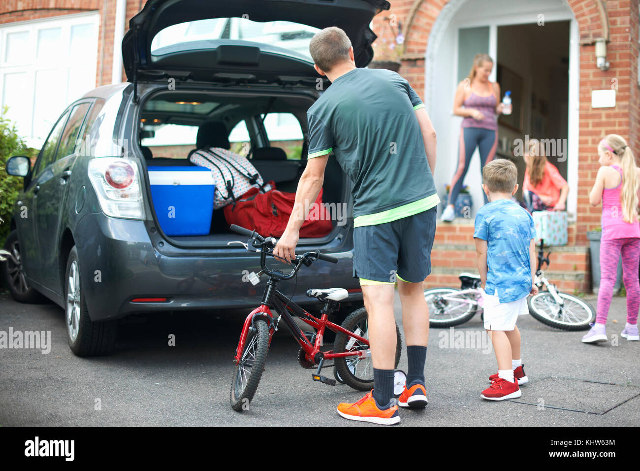 Family packing car for holiday Stock Photo - Alamy