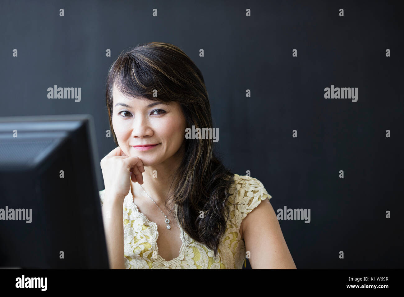 Business woman asia computer hi-res stock photography and images - Alamy
