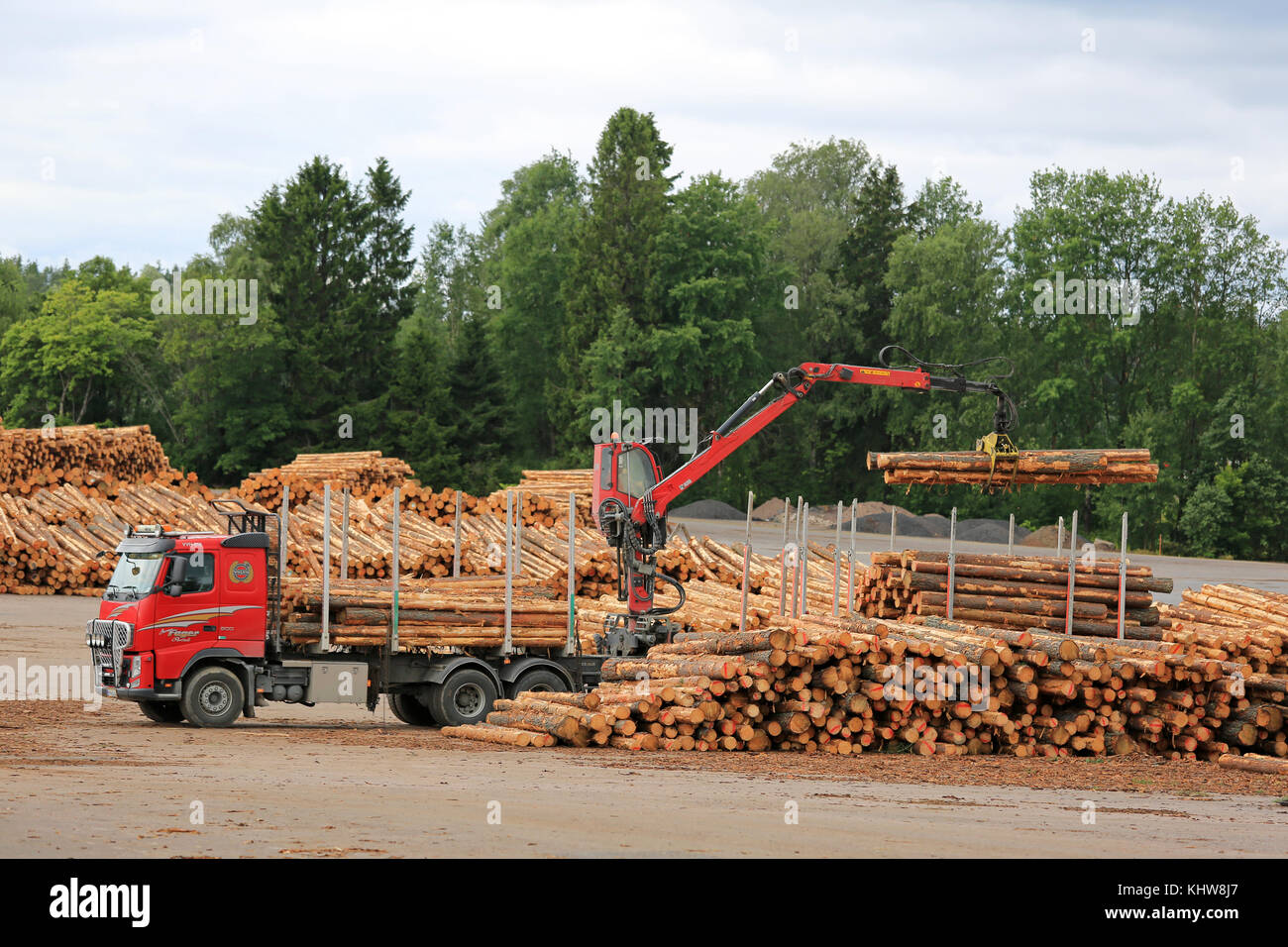 KYRO, FINLAND - AUGUST 1, 2015: Volvo FH and Hiab crane unload pine ...