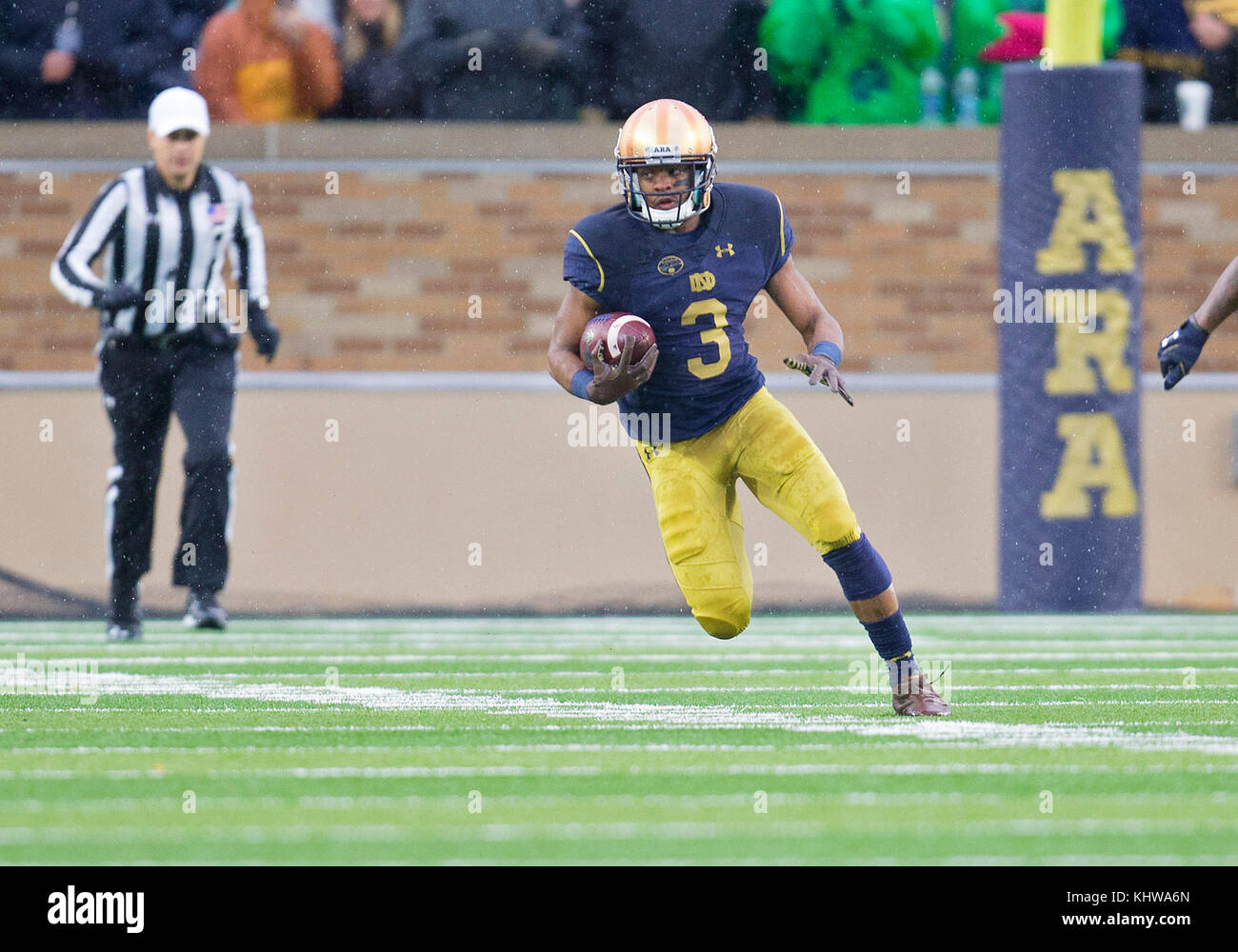 South Bend, Indiana, USA. 18th Nov, 2017. Notre Dame wide receiver C.J ...