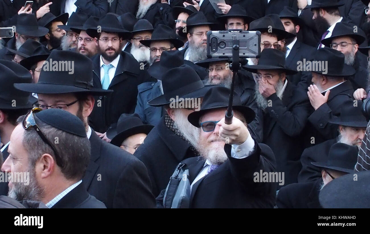 New York, New York, USA. 19th Nov, 2017. 5,600 Chabad-Lubavitch Hasidic ...