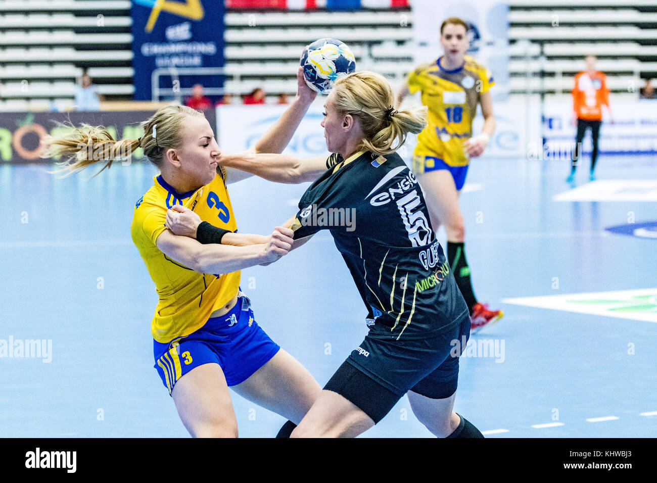 November 19, 2017: Katarzyna Janiszewska #3 (Vistal Gdyia) and Iulia ...