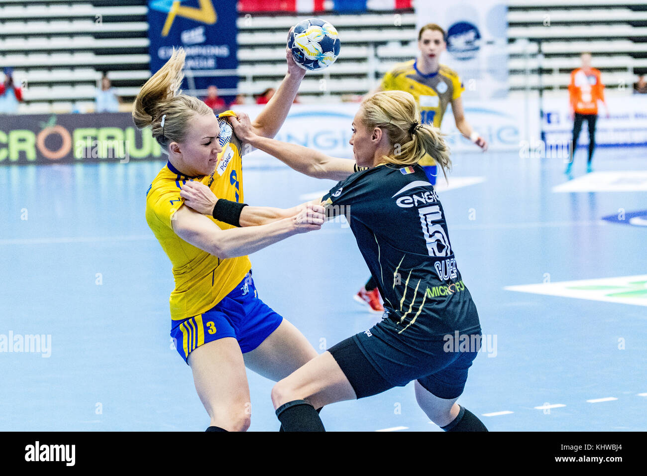 November 19, 2017: Katarzyna Janiszewska #3 (Vistal Gdyia) and Iulia ...