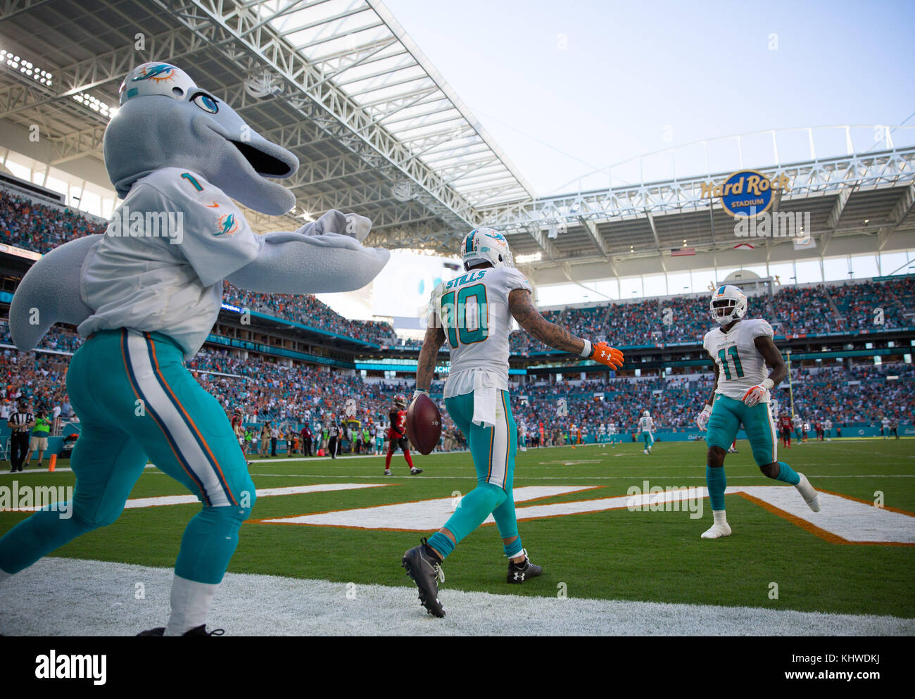 Florida, USA. 19th Nov, 2017. LOREN ELLIOTT | Times .Miami Dolphins ...