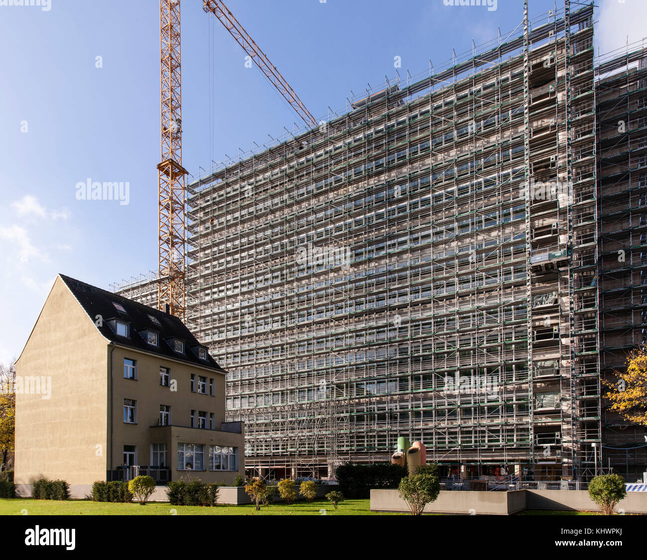Germany, Cologne, residential building in front of a scaffolded office ...