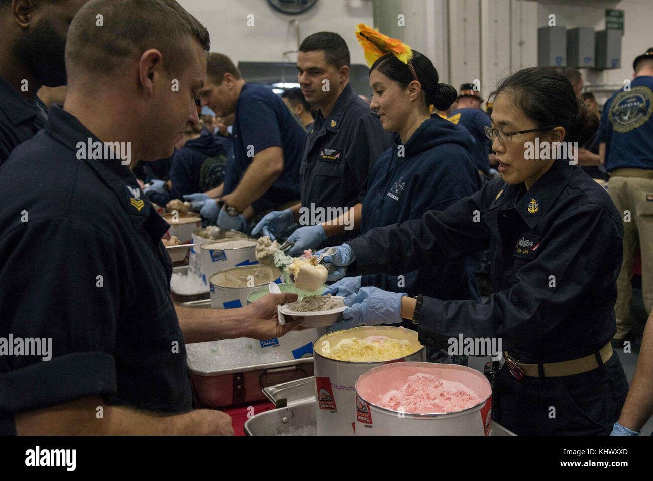 PACIFIC OCEAN (Nov. 14, 2017) Chief petty officers serve ice cream ...