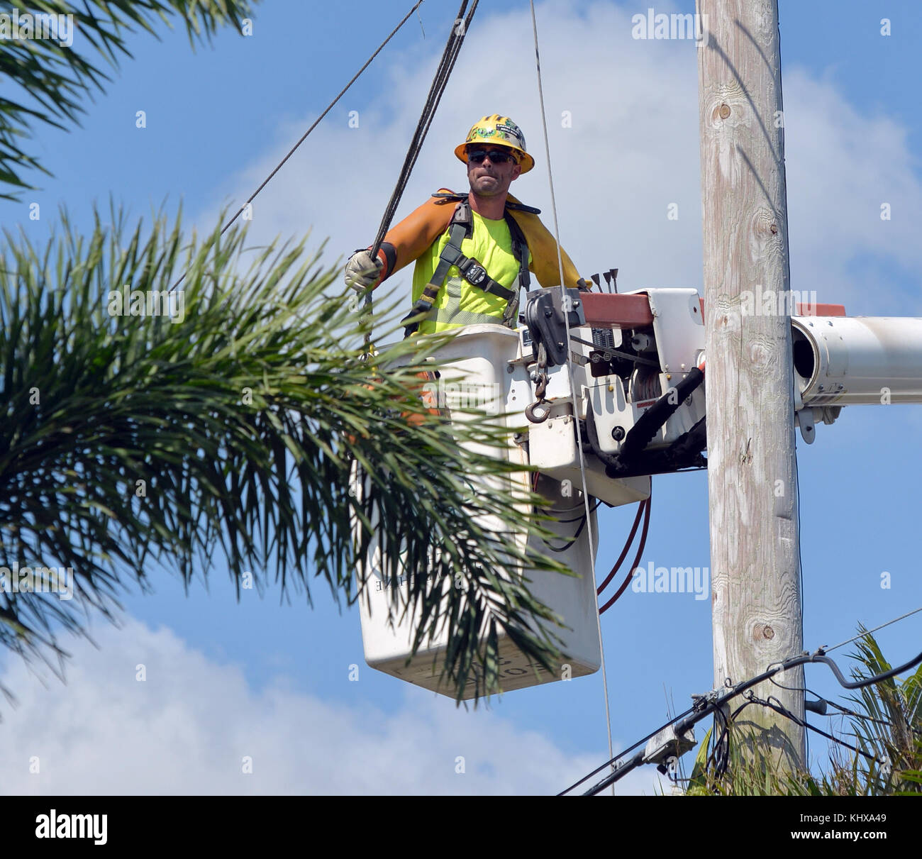 Texas power lines workers hi-res stock photography and images - Alamy