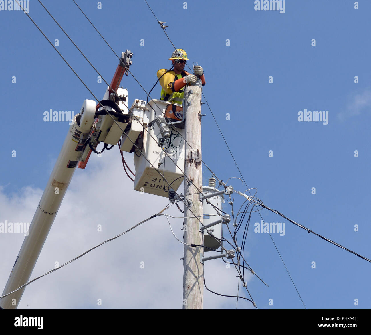 Texas power lines workers hi-res stock photography and images - Alamy
