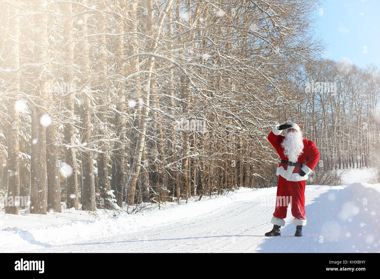 Santa Claus comes with gifts from the outdoor. Santa in a red su Stock ...