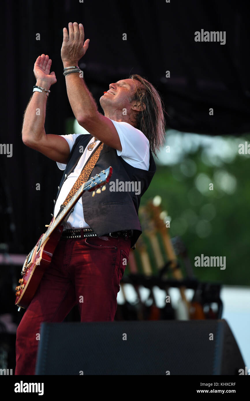 PEMBROKE PINES, FLORIDA - NOVEMBER 05: Charlie Huhn of Foghat at the ...