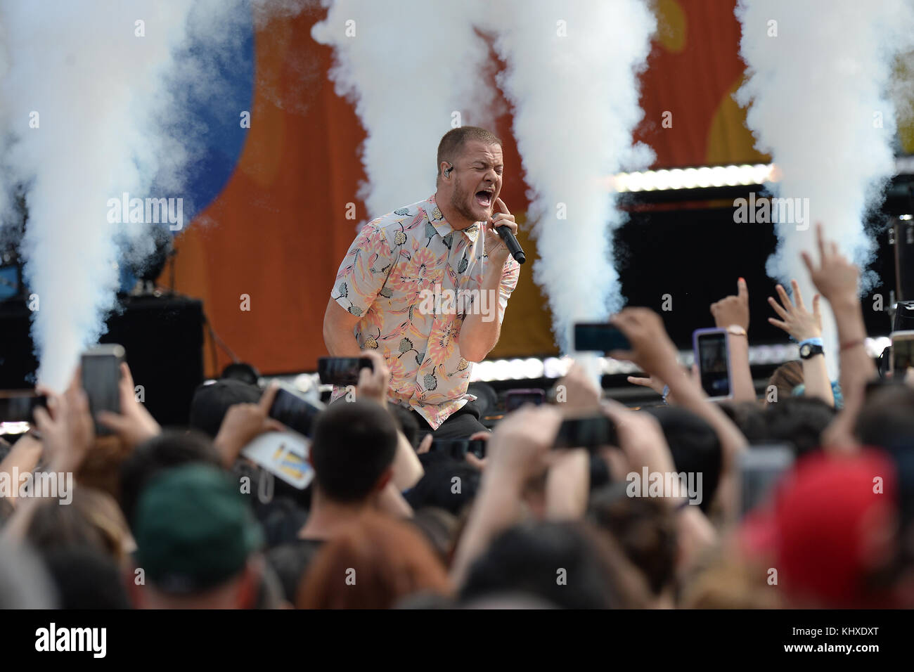 Dan reynolds lead singer of imagine dragons hi-res stock photography ...