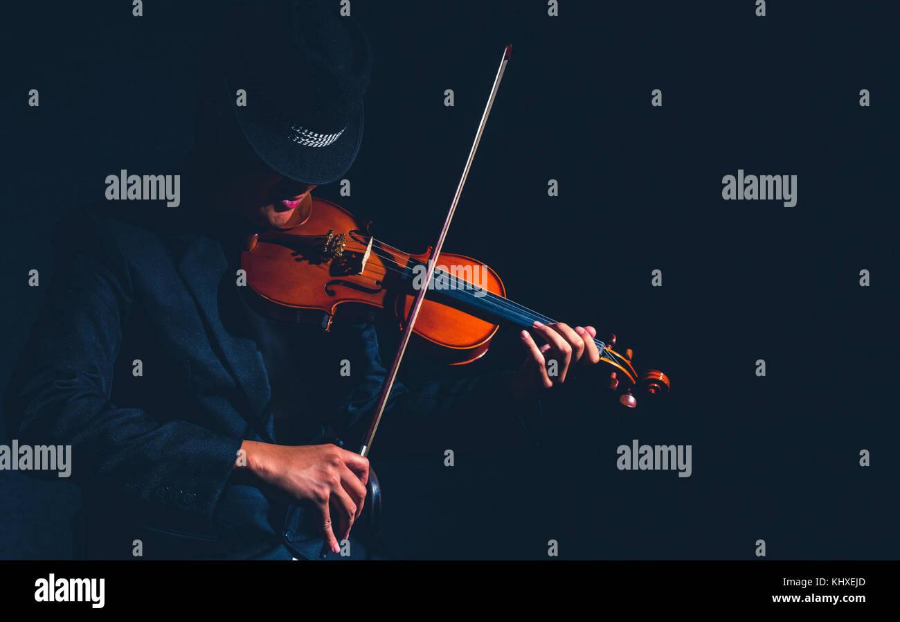 Violin player hi-res stock photography and images - Alamy