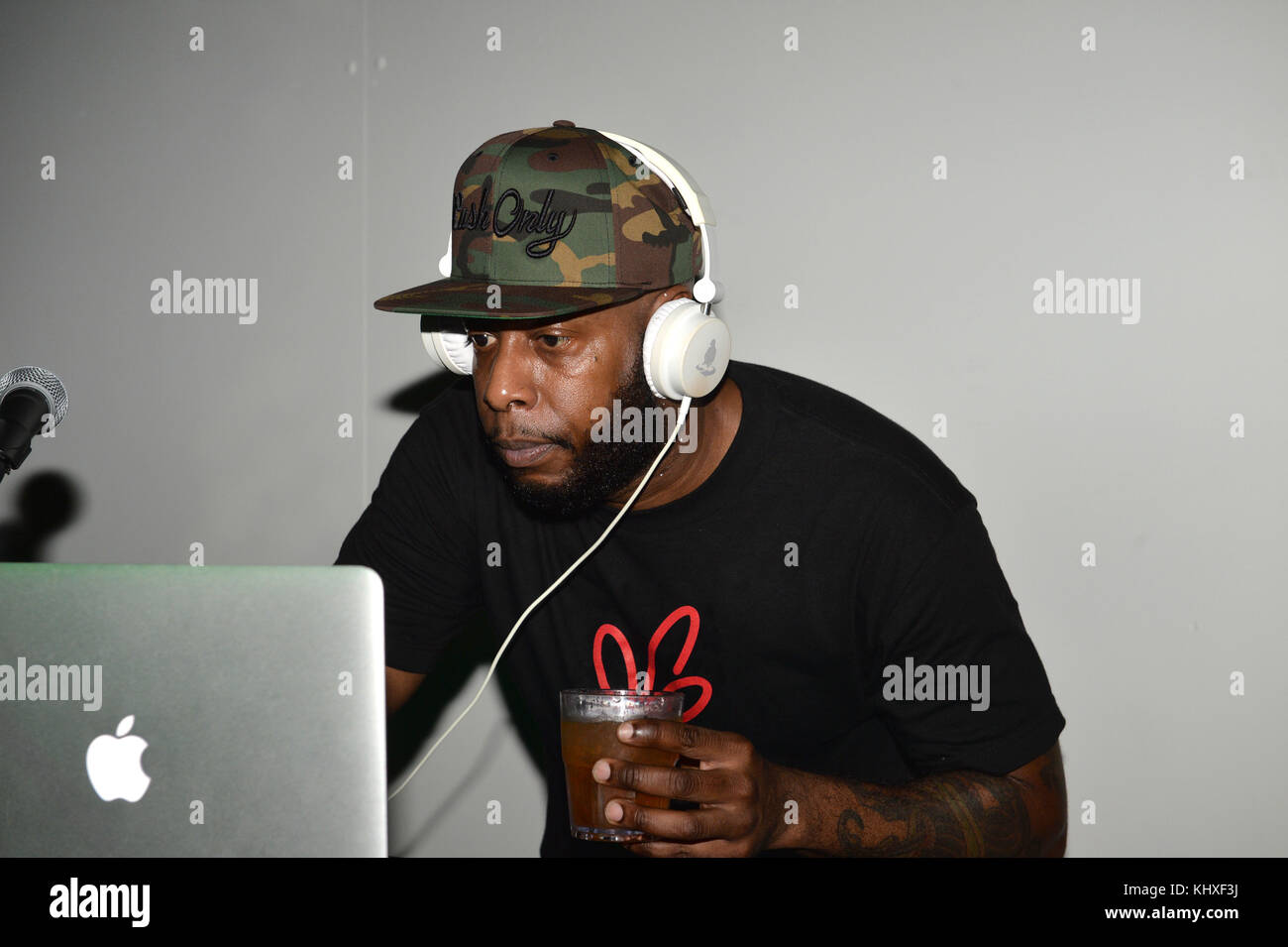 FORT LAUDERDALE, FL - FEBRUARY 19: Talib Kweli preforms onstage while ...