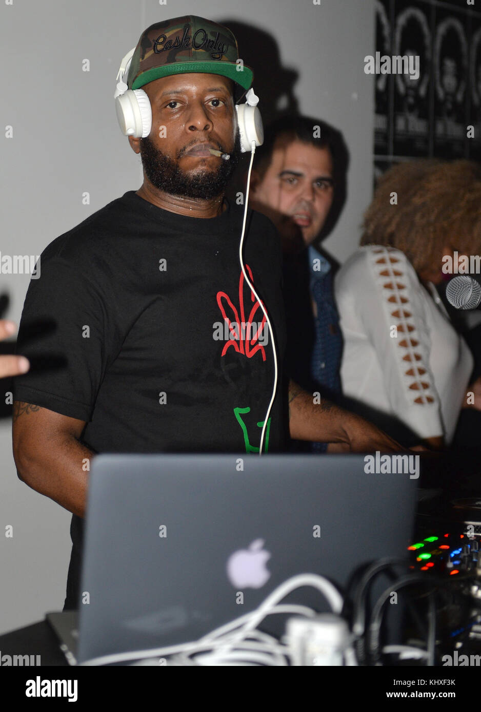 FORT LAUDERDALE, FL - FEBRUARY 19: Talib Kweli preforms onstage while ...
