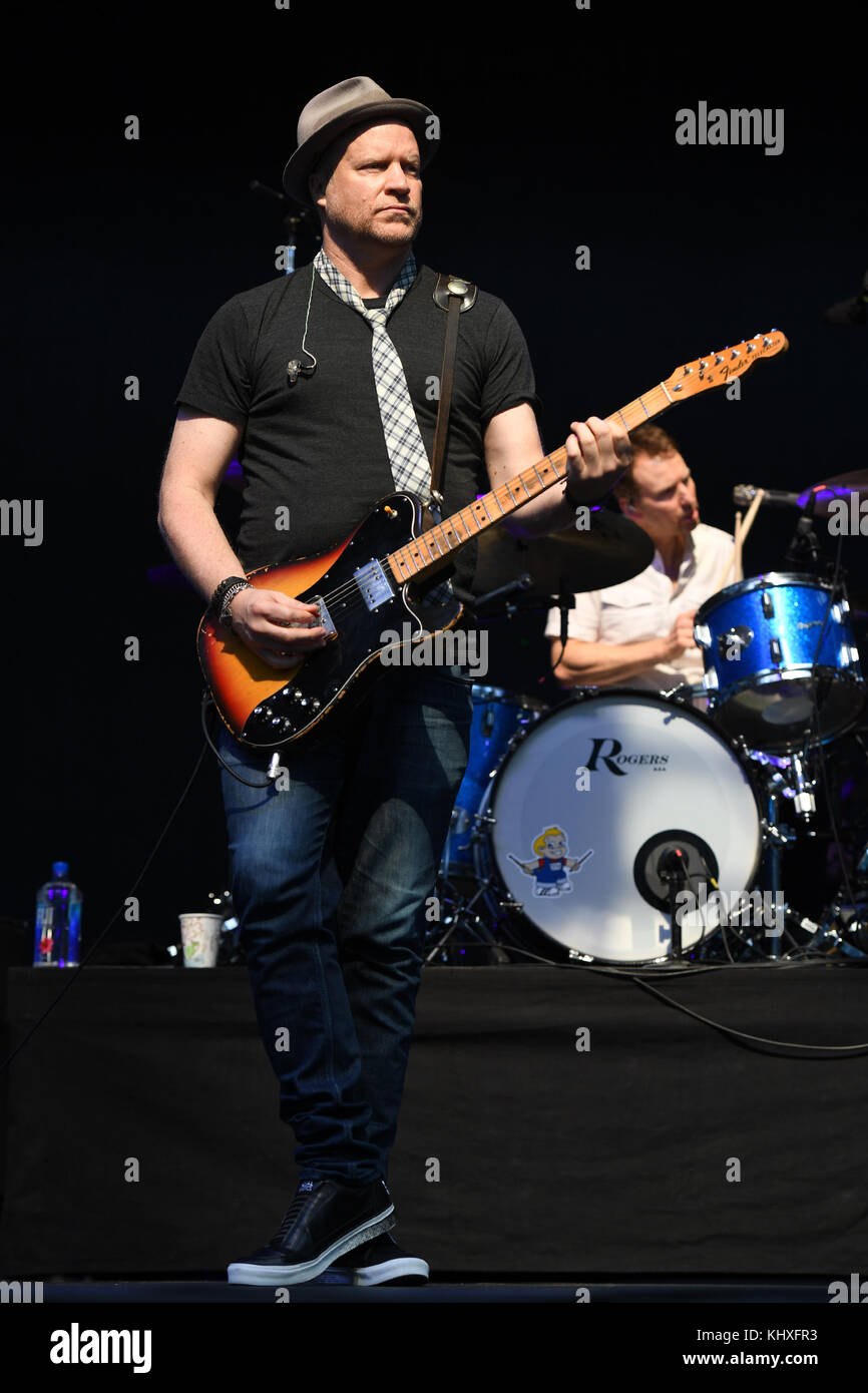 MIAMI GARDENS, FL - FEBRUARY 11: Dan Vickrey of Counting Crows performs ...