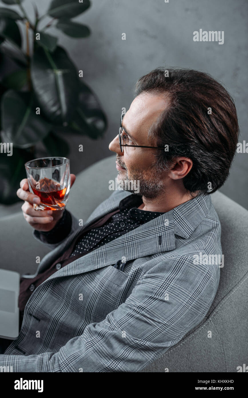 businessman drinking whiskey Stock Photo - Alamy