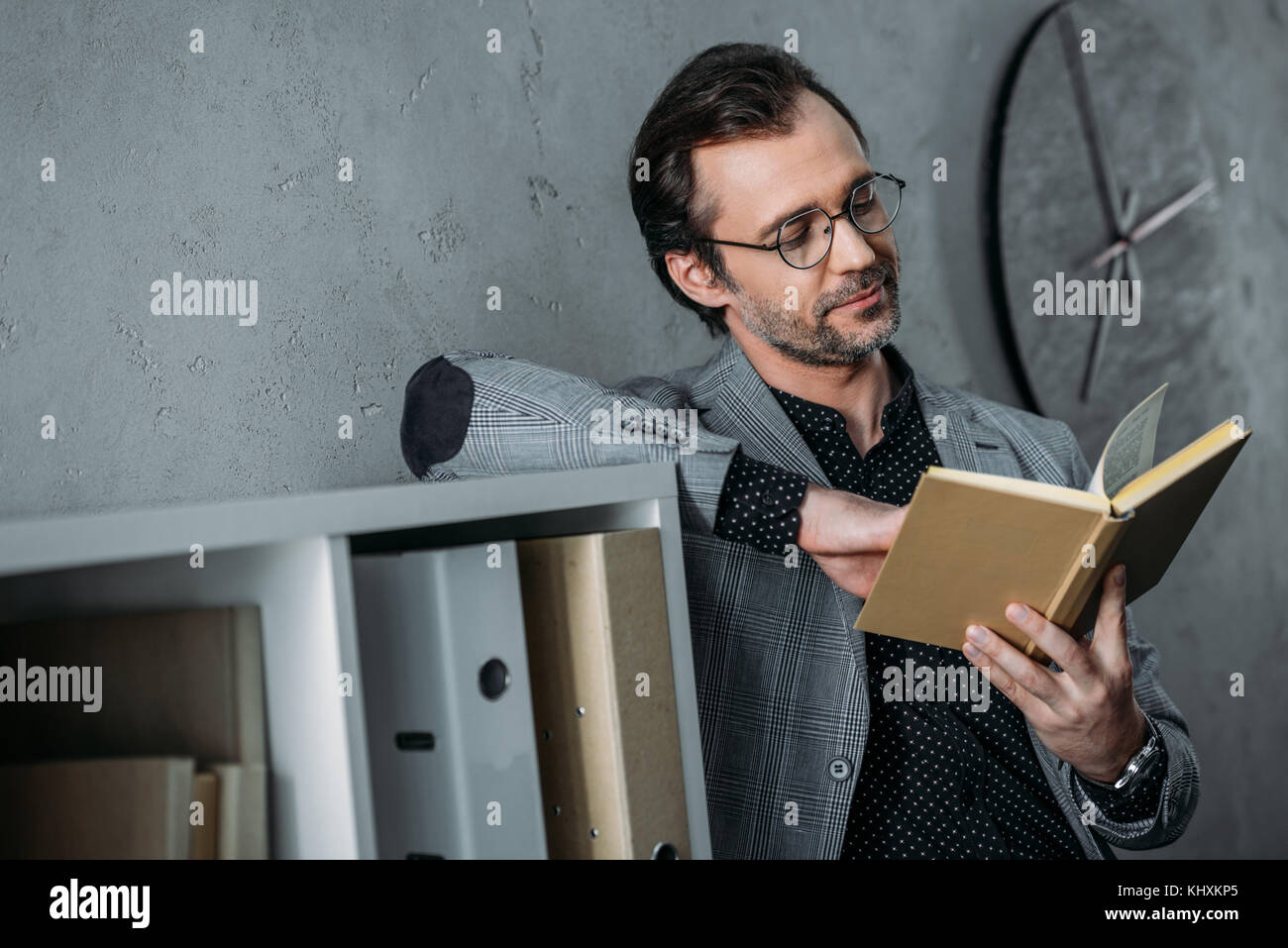 businessman reading book Stock Photo - Alamy