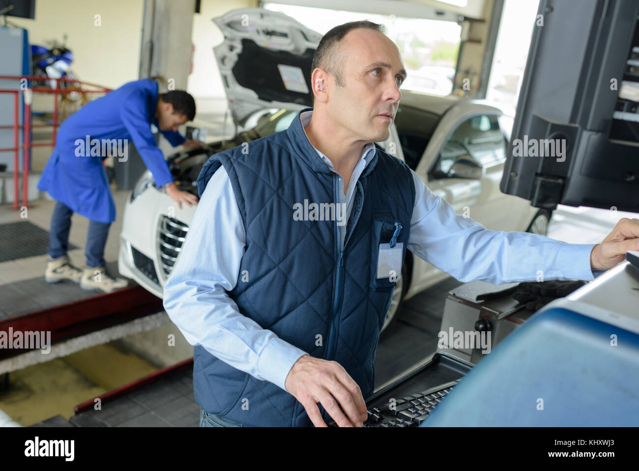 repairman auto mechanic in garage Stock Photo - Alamy