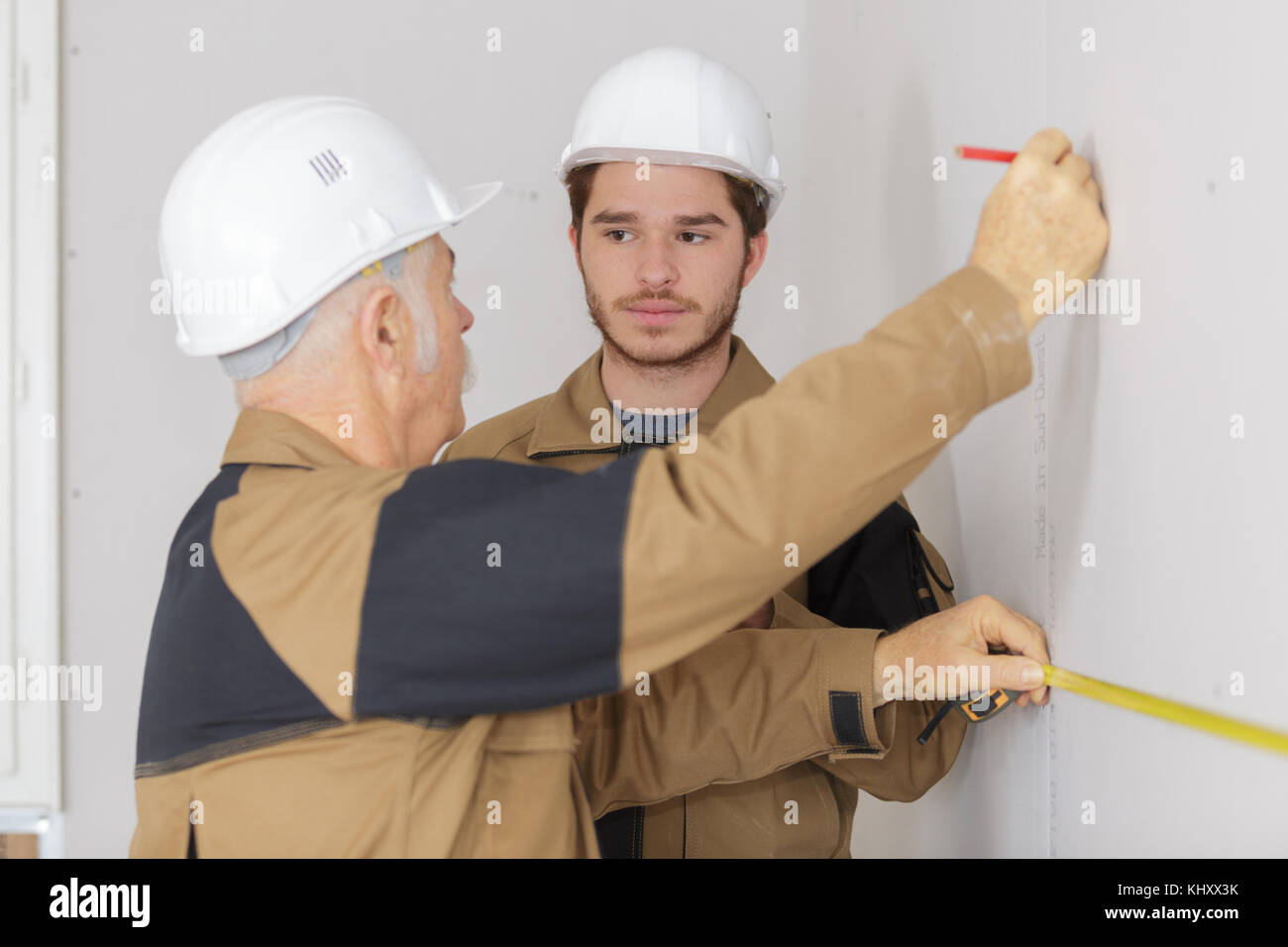 builders drawing the line on the wall Stock Photo - Alamy