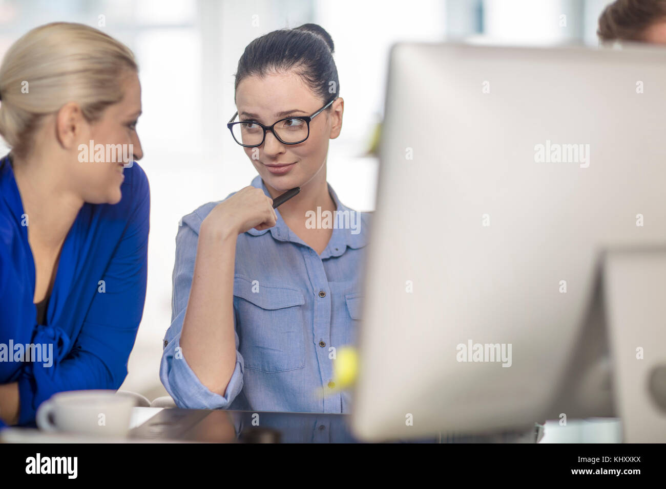 Office workers at desk hi-res stock photography and images - Alamy