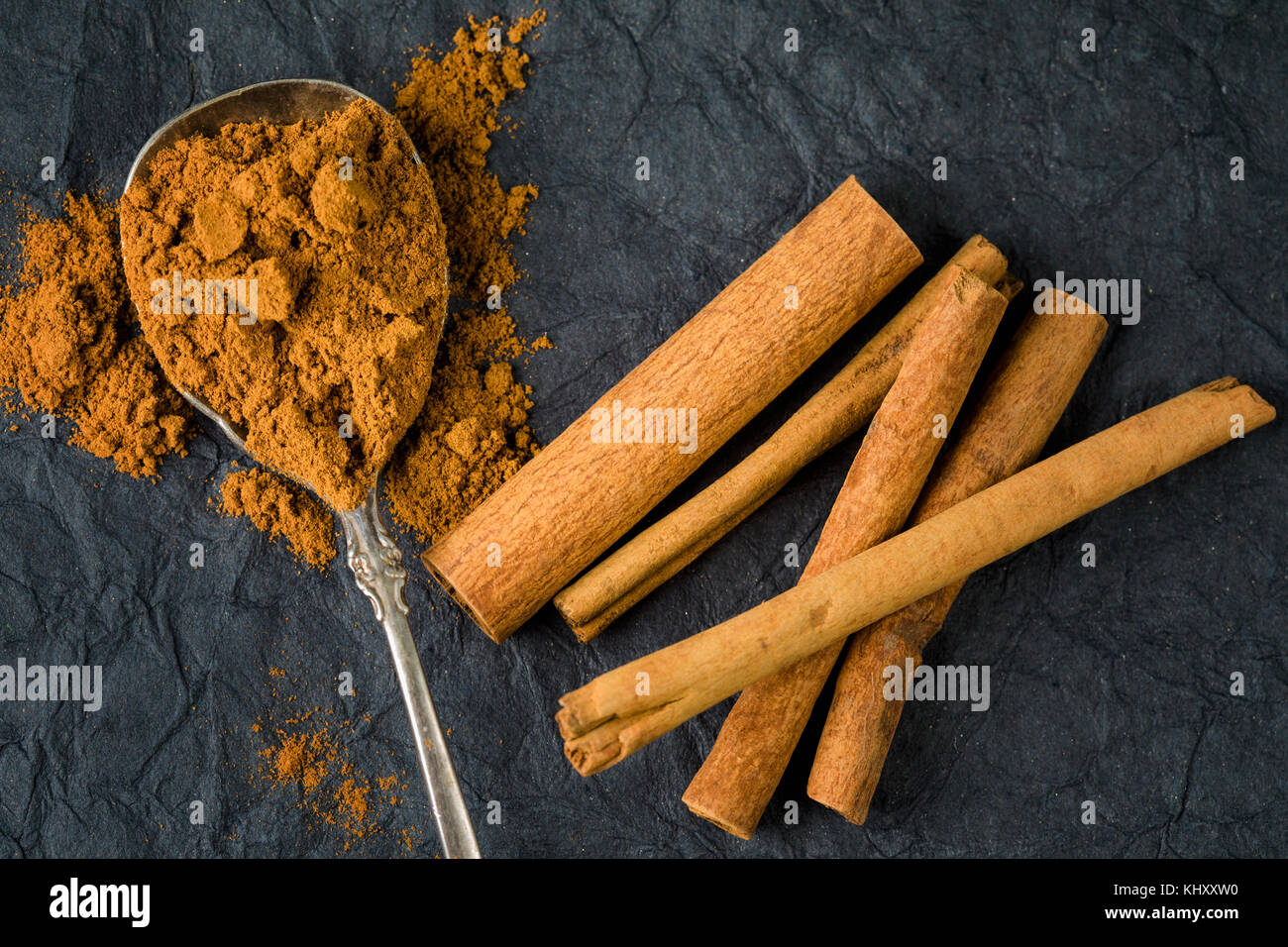 Overhead view of ground cinnamon and cinnamon sticks Stock Photo - Alamy