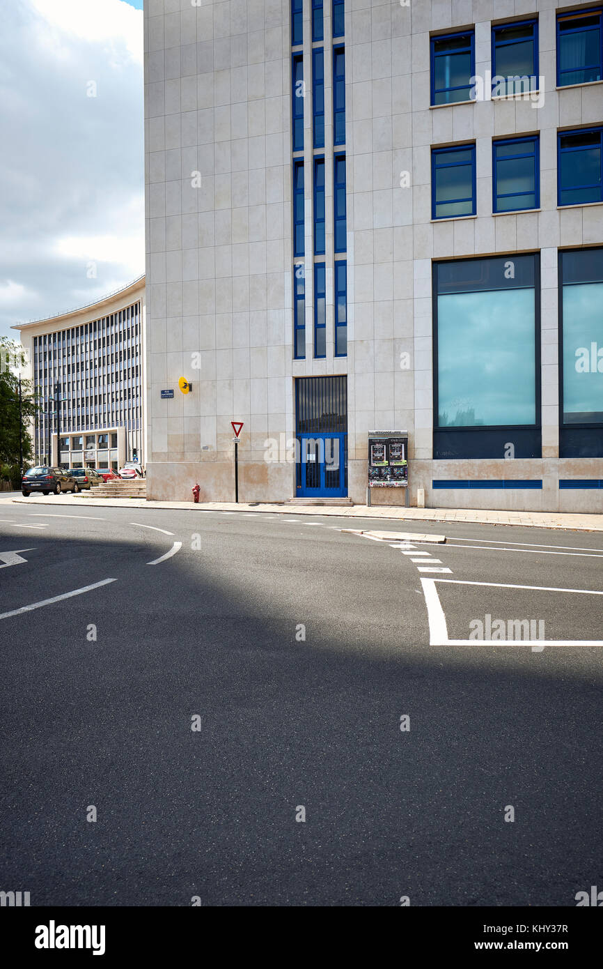 An empty street scene with modern architecture Stock Photo - Alamy