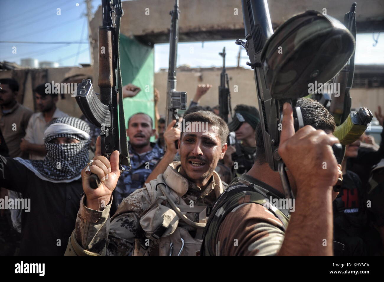 The Iraqi Turkmen soldiers with theris guns Stock Photo - Alamy
