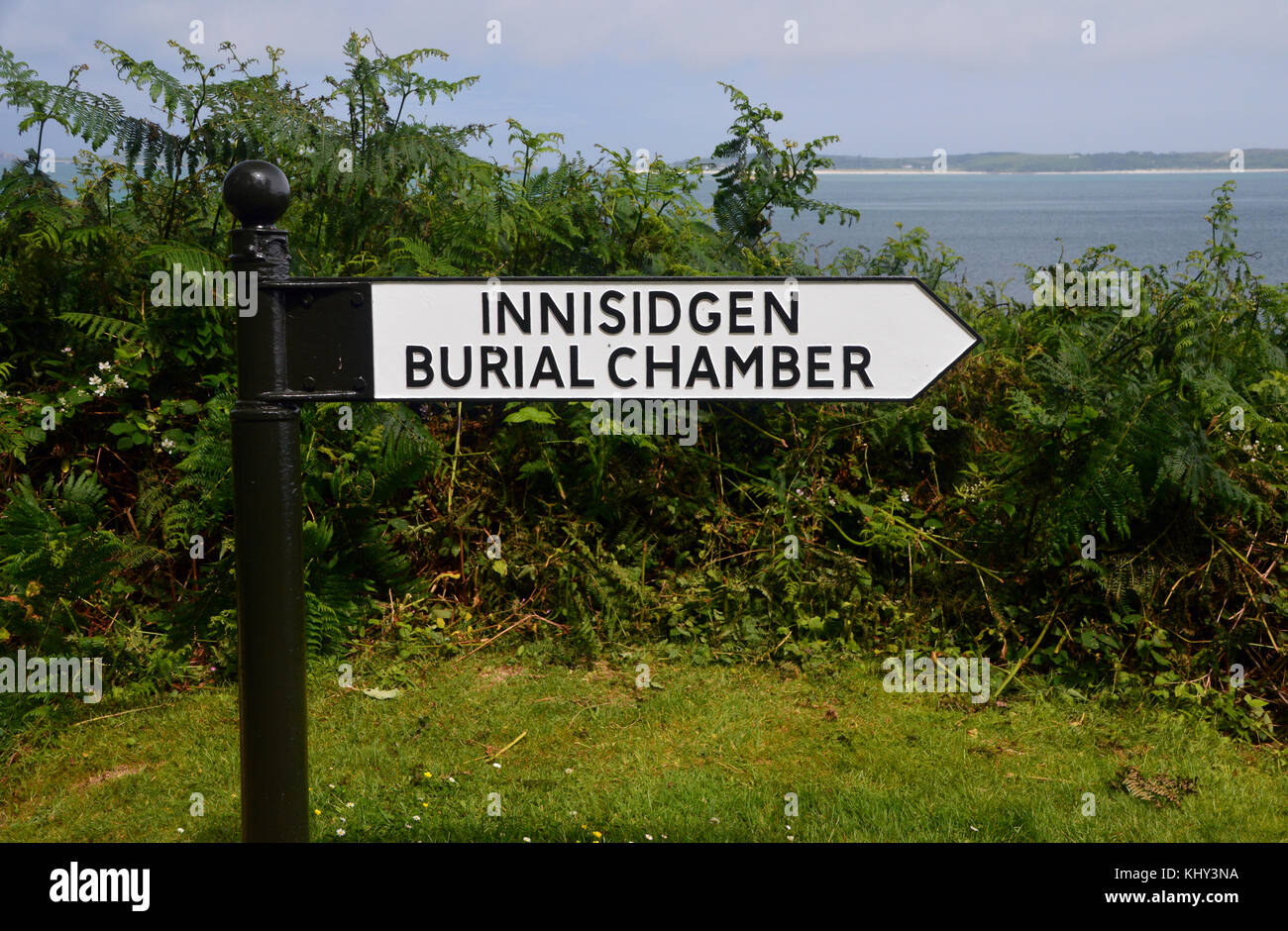 Innisidgen burial chamber sign hi-res stock photography and images - Alamy