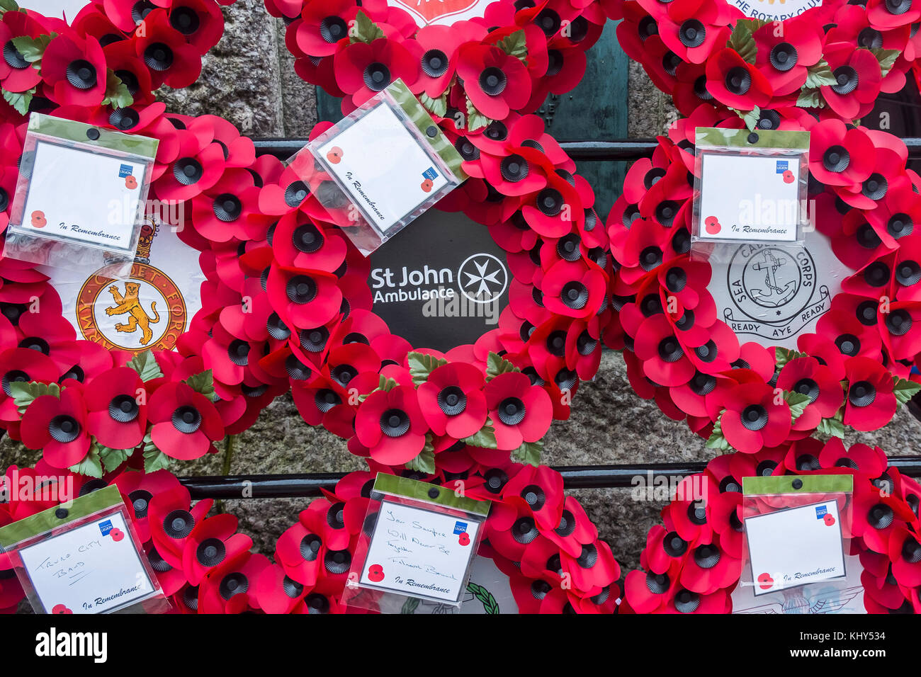Poppy wreath cenotaph hi-res stock photography and images - Alamy