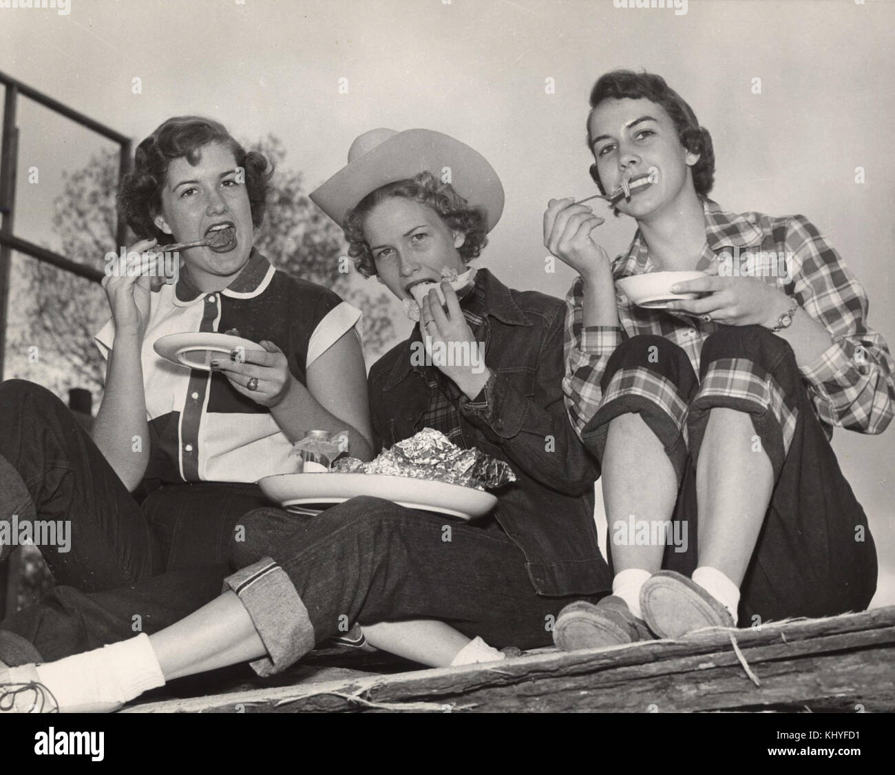 Three students eating Stock Photo - Alamy