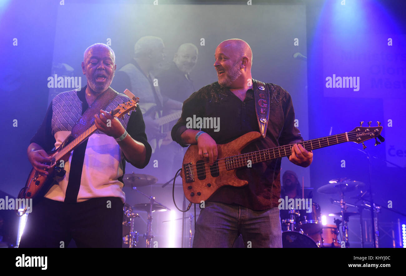 Sumperk, Czech Republic. 18th Nov, 2017. US musician ZAC HARMON (left ...