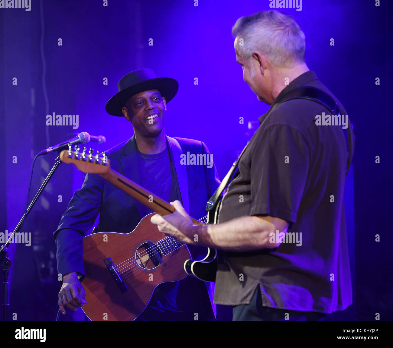 Sumperk, Czech Republic. 18th Nov, 2017. US musician ERIC BIBB (left ...