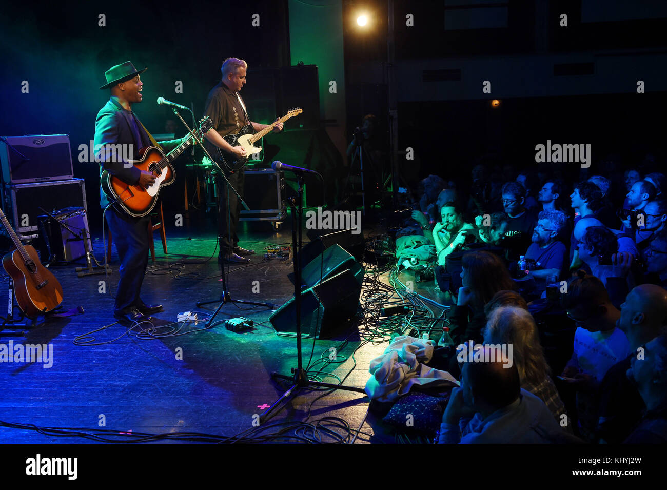 Sumperk, Czech Republic. 18th Nov, 2017. US musician ERIC BIBB (left ...