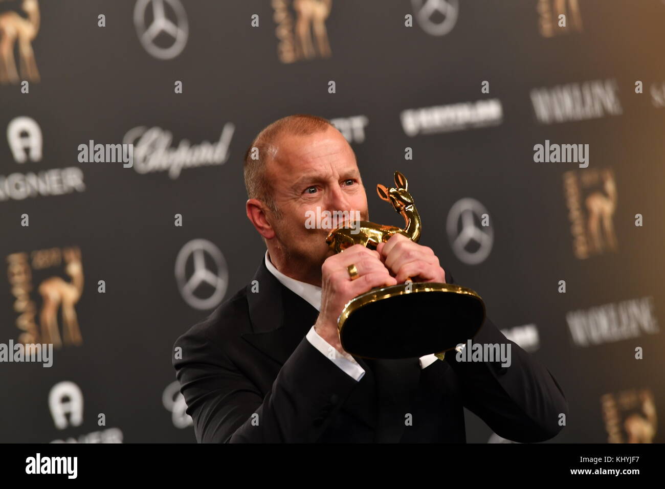 Berlin, Germany. 16th Nov, 2017. Actor Heino Ferch showing his Bambi ...