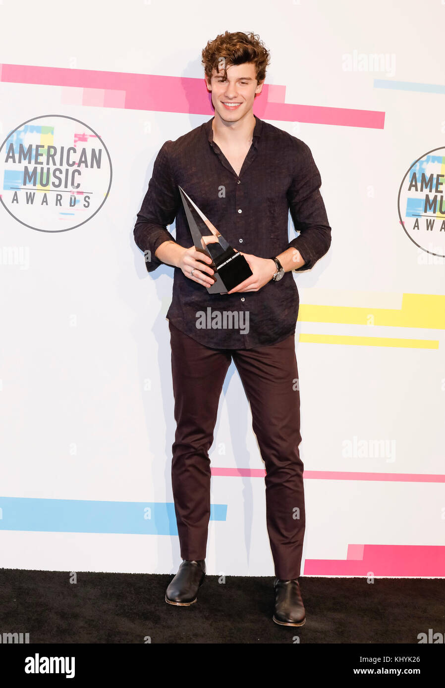Los Angeles, USA. 20th Nov, 2017. Shawn Mendes poses in the press room ...