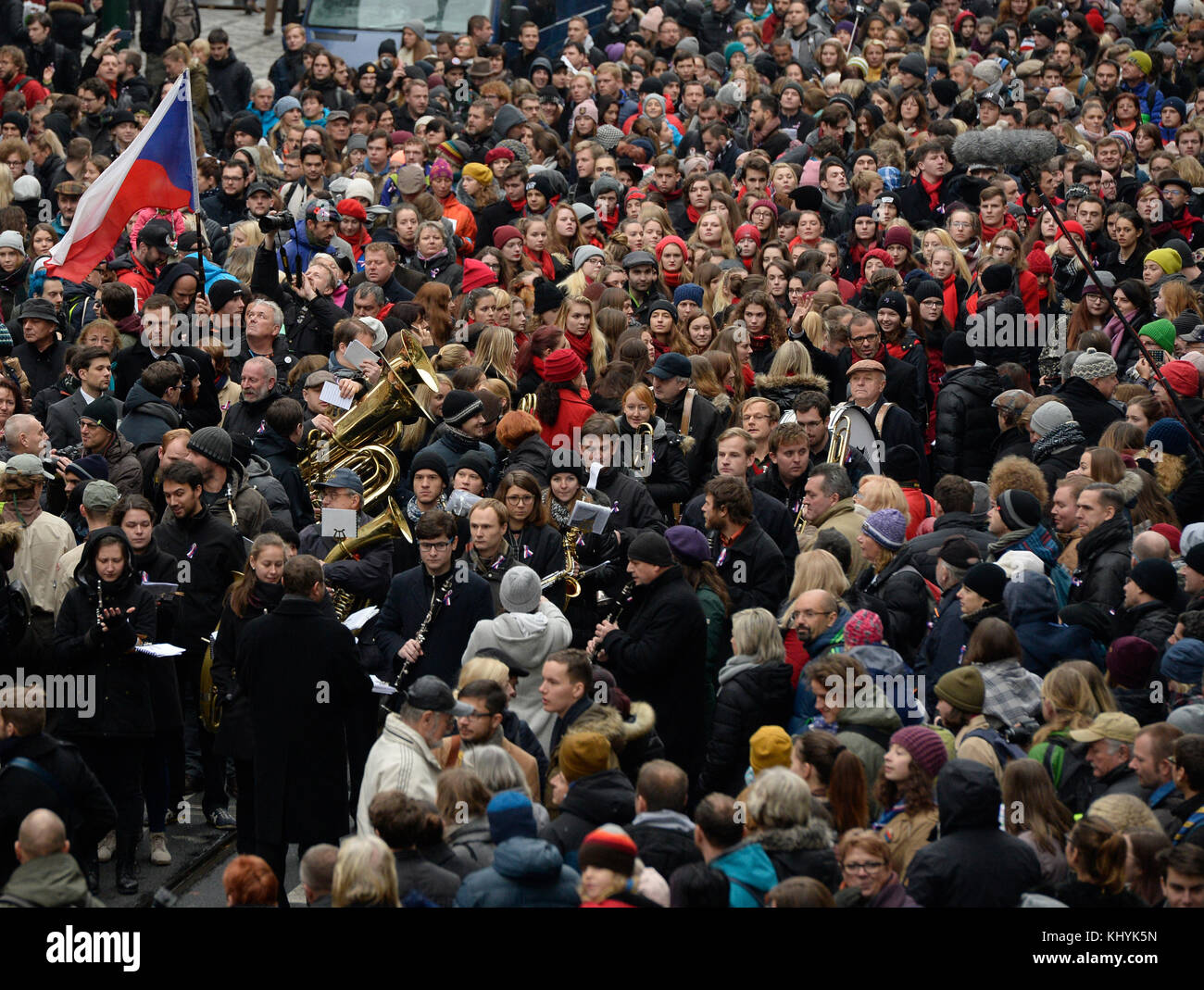 Thousands of people sing the national anthem within the event Korzo ...