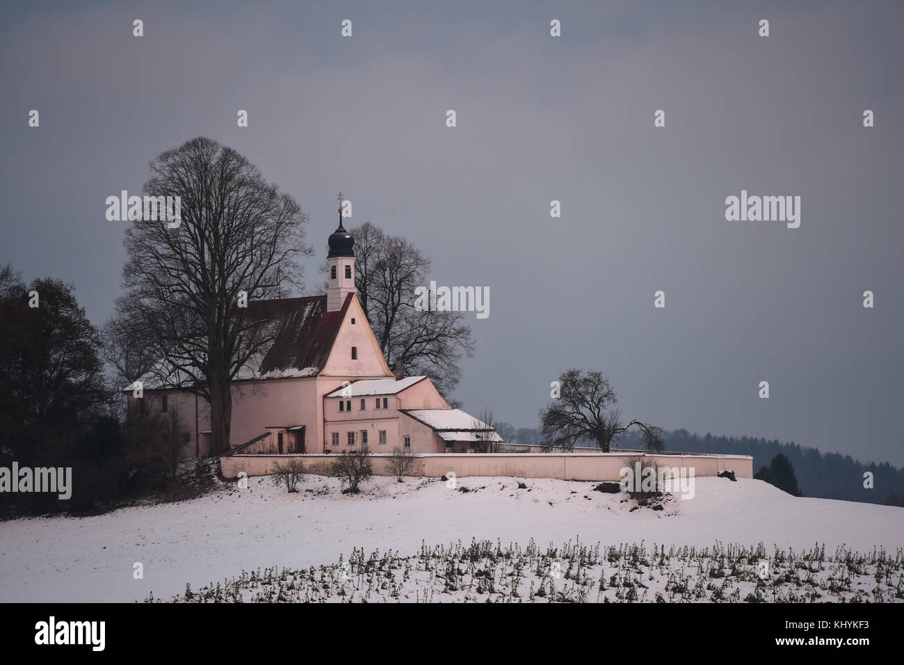Wolfegg, Germany. 20th Nov, 2017. The morning sun shines softly on the ...