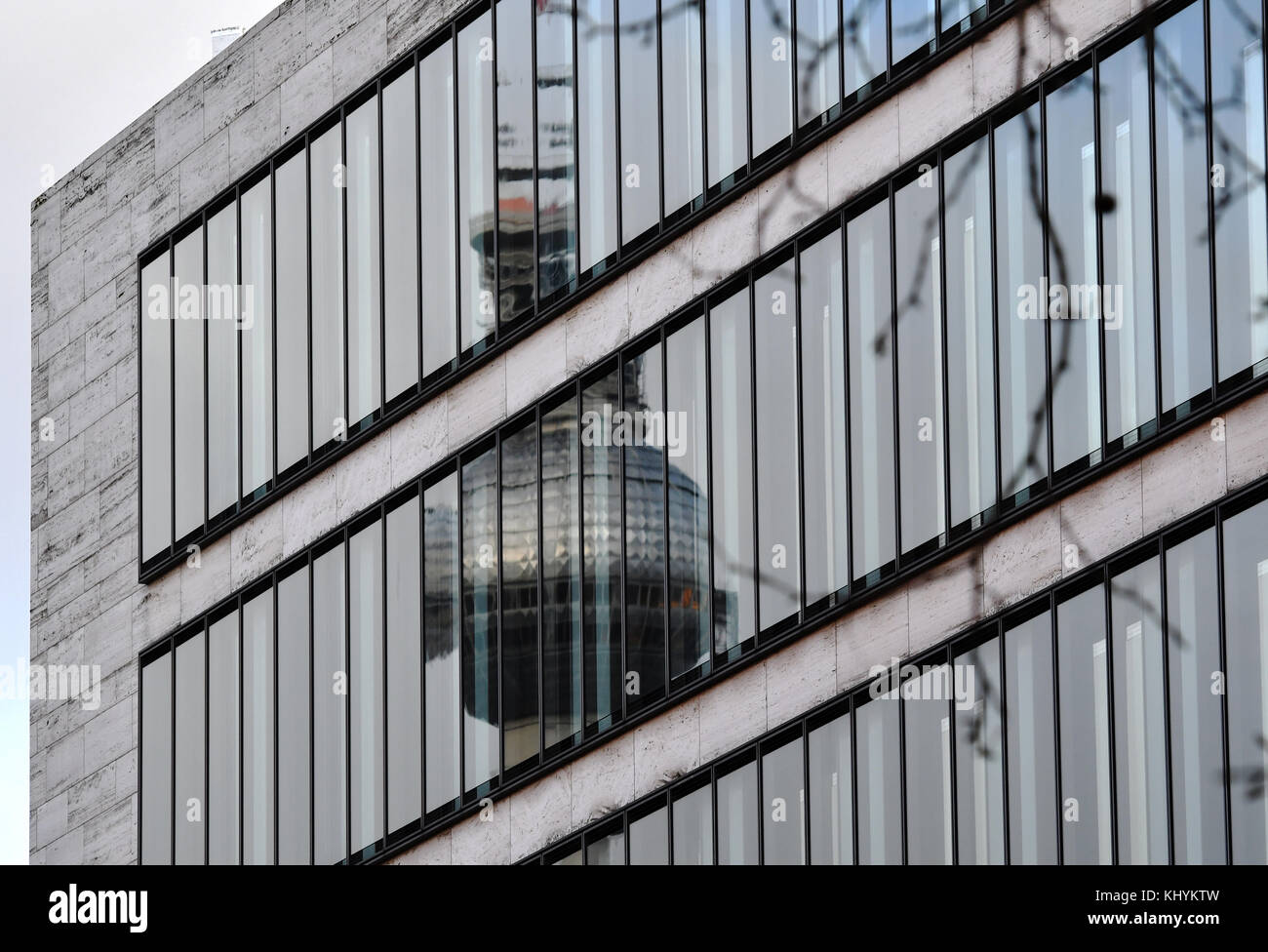 Berlin, Germany. 20th Nov, 2017. The glass facade of the German Foreign ...
